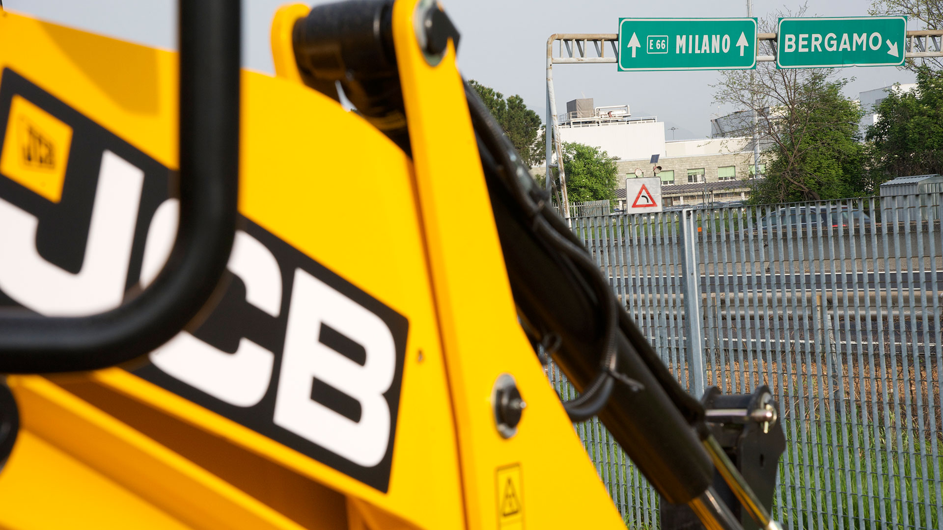ANCHE L'ESTATE 2016 SI TINGE DI GIALLO JCB - Techind s.r.l.